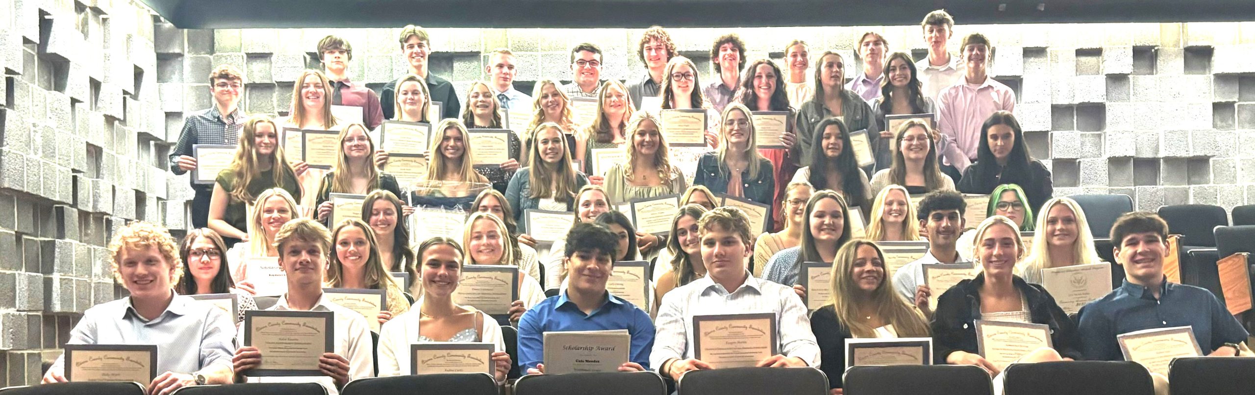 53 Bellmont seniors awarded more than $200,000 on scholarship night – WZBD